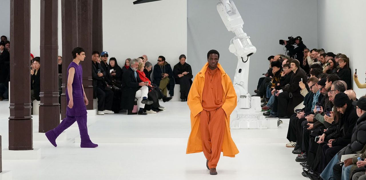 La sfilata Issey Miyake fw25, il gesto primitivo di IM Men | Style