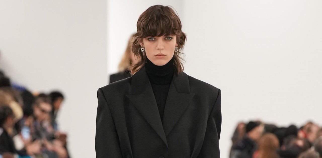 La sfilata Givenchy fw23, power dress, sensualità e trasparenze | Style