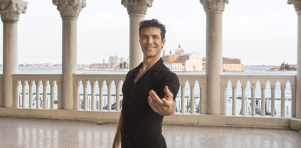 Roberto Bolle nel video backstage di Viva la danza 2025, a Venezia | Style