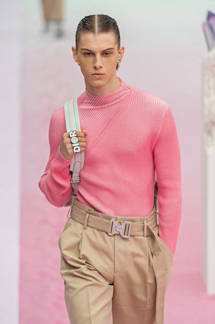 Moda uomo estate 2020: come vestirsi di rosa, colore di super tendenza ...