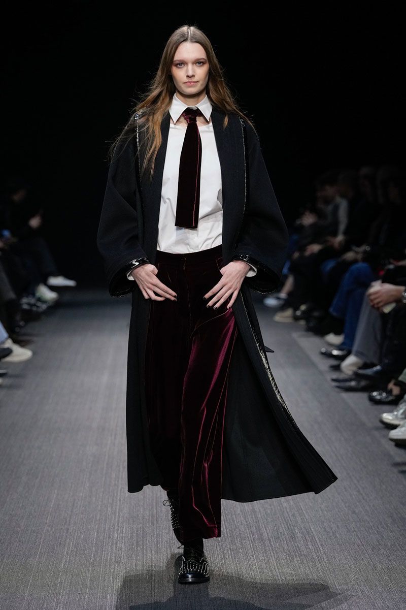 La sfilata Emporio Armani fw25, il gioco del vestire | Style