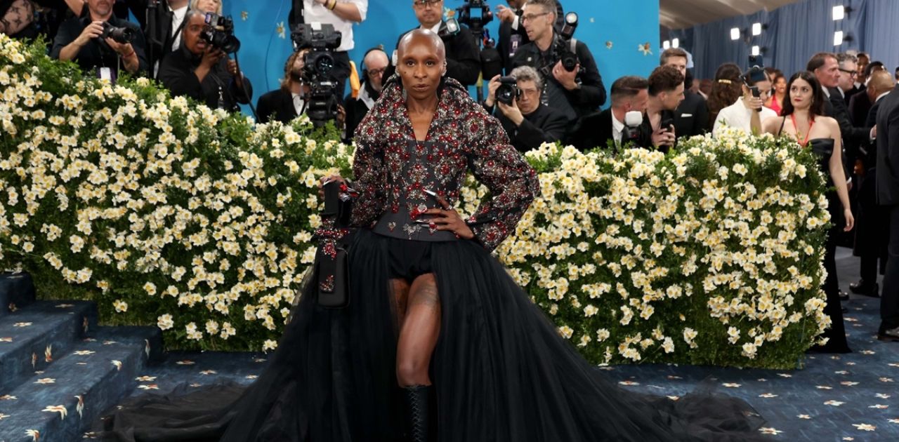 Sfilano le star al Met Gala nel segno del black dandyism | Video Style